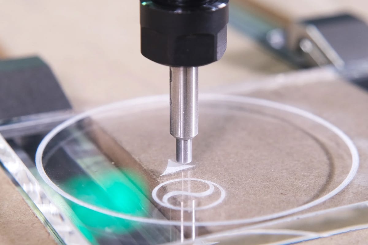 การใช้เราเตอร์ CNC บนกระจก